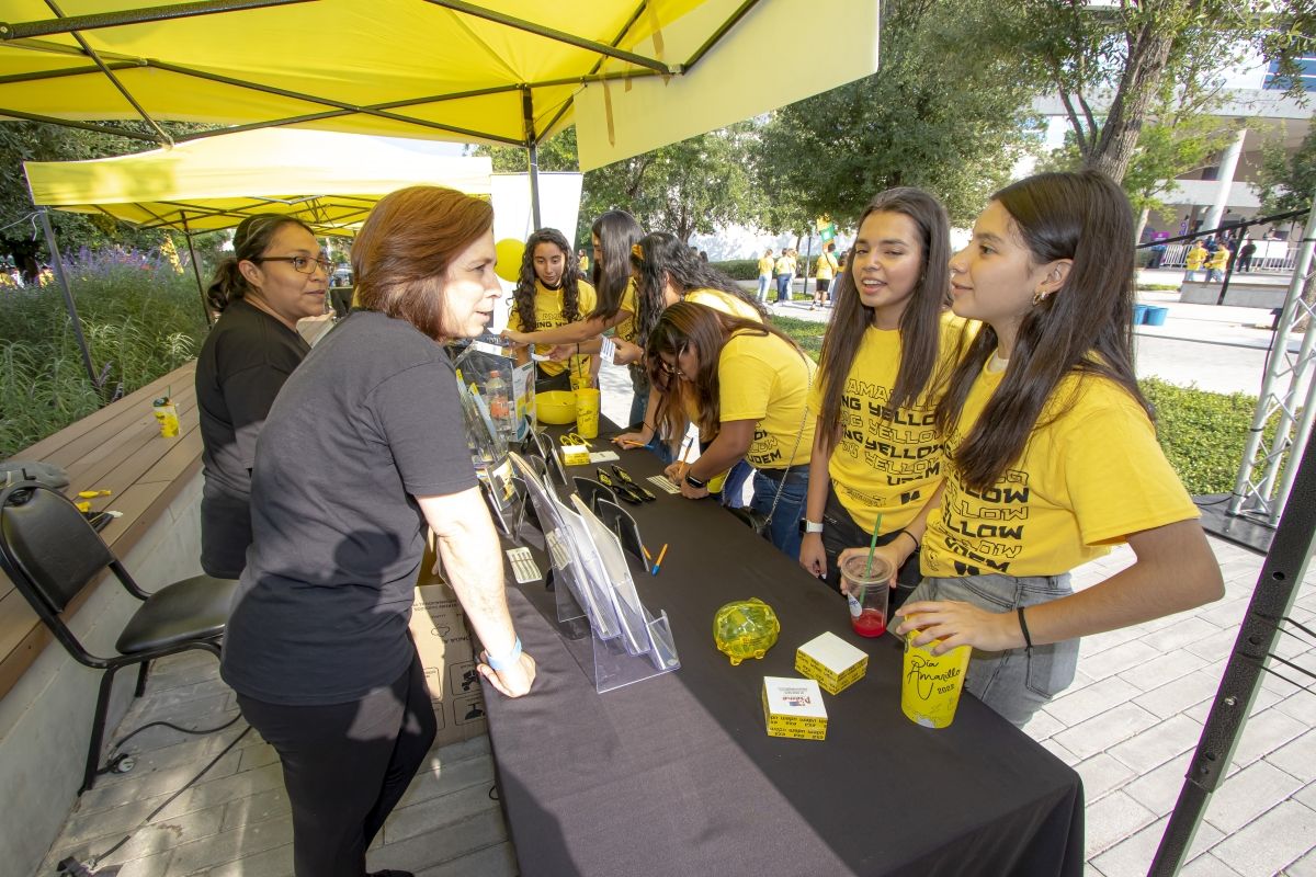Apoyan fondos de becas de Prepas Politécnicas en Día Amarillo | UDEM