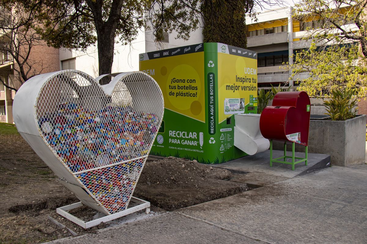 Invitan a comunidad UDEM a reciclar envases de PET | UDEM
