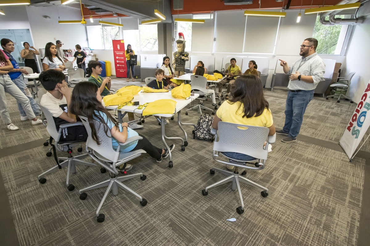 Visitan la UDEM líderes del futuro | UDEM