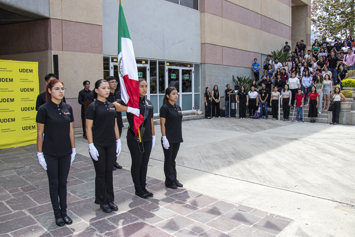 Rinde comunidad UDEM Honores a la Bandera | UDEM