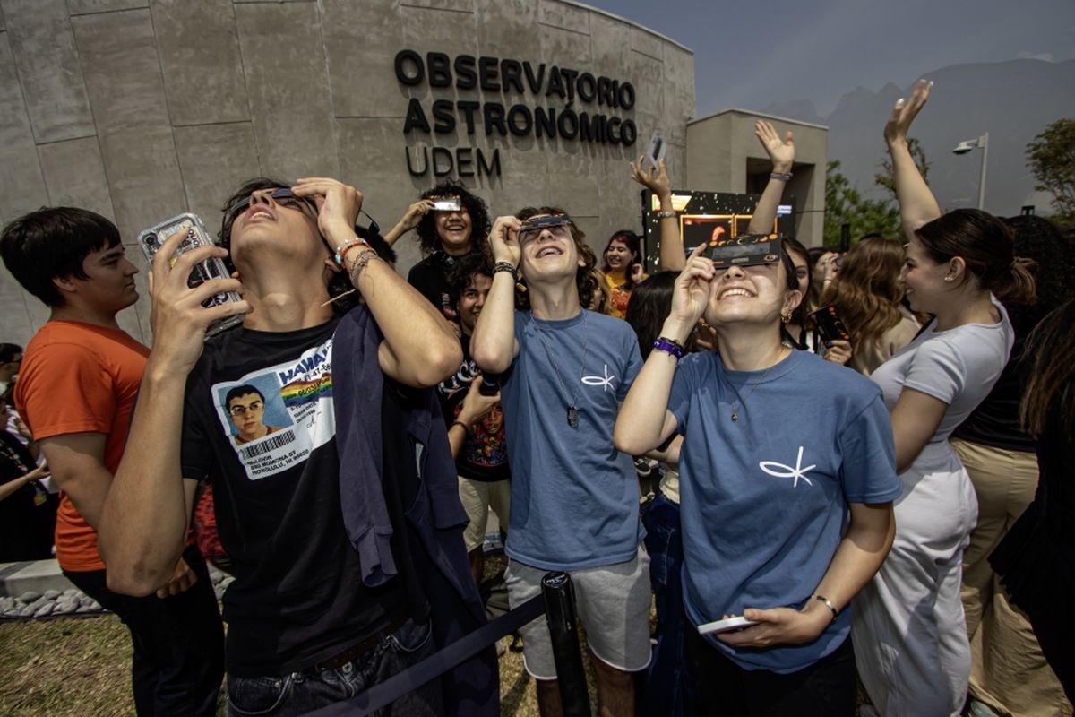 Atrae a estudiantes de la UDEM fenómeno astronómico | UDEM