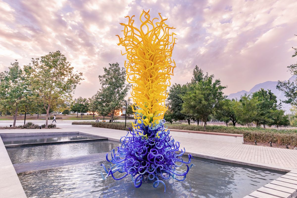 Instalan obra de Dale Chihuly exclusiva para la UDEM | UDEM