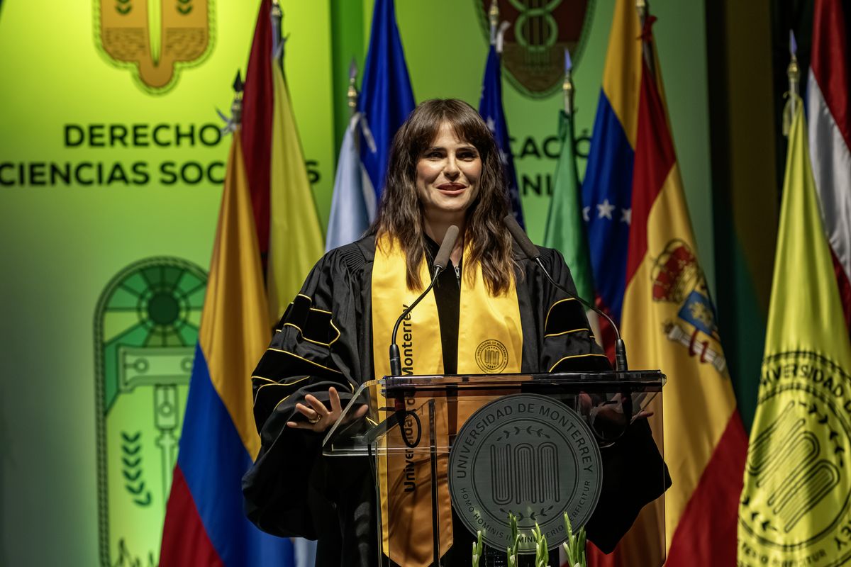Exhorta a estudiantes a ser auténticos y a improvisar “en el escenario ...