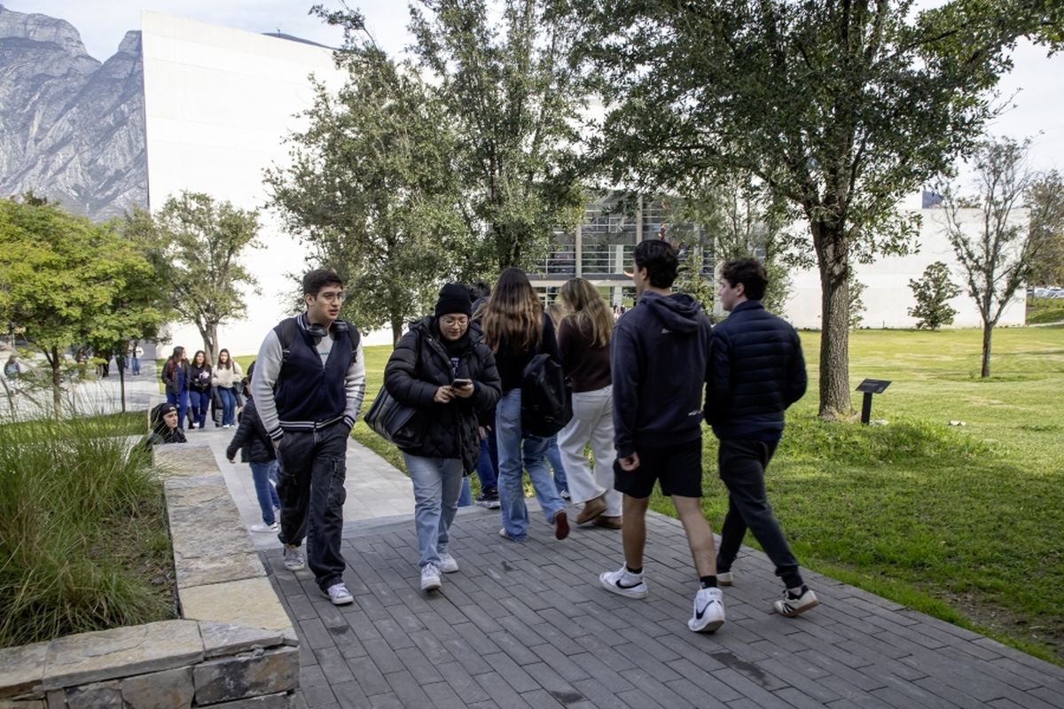 Regresa el ambiente estudiantil a las aulas de la UDEM | UDEM