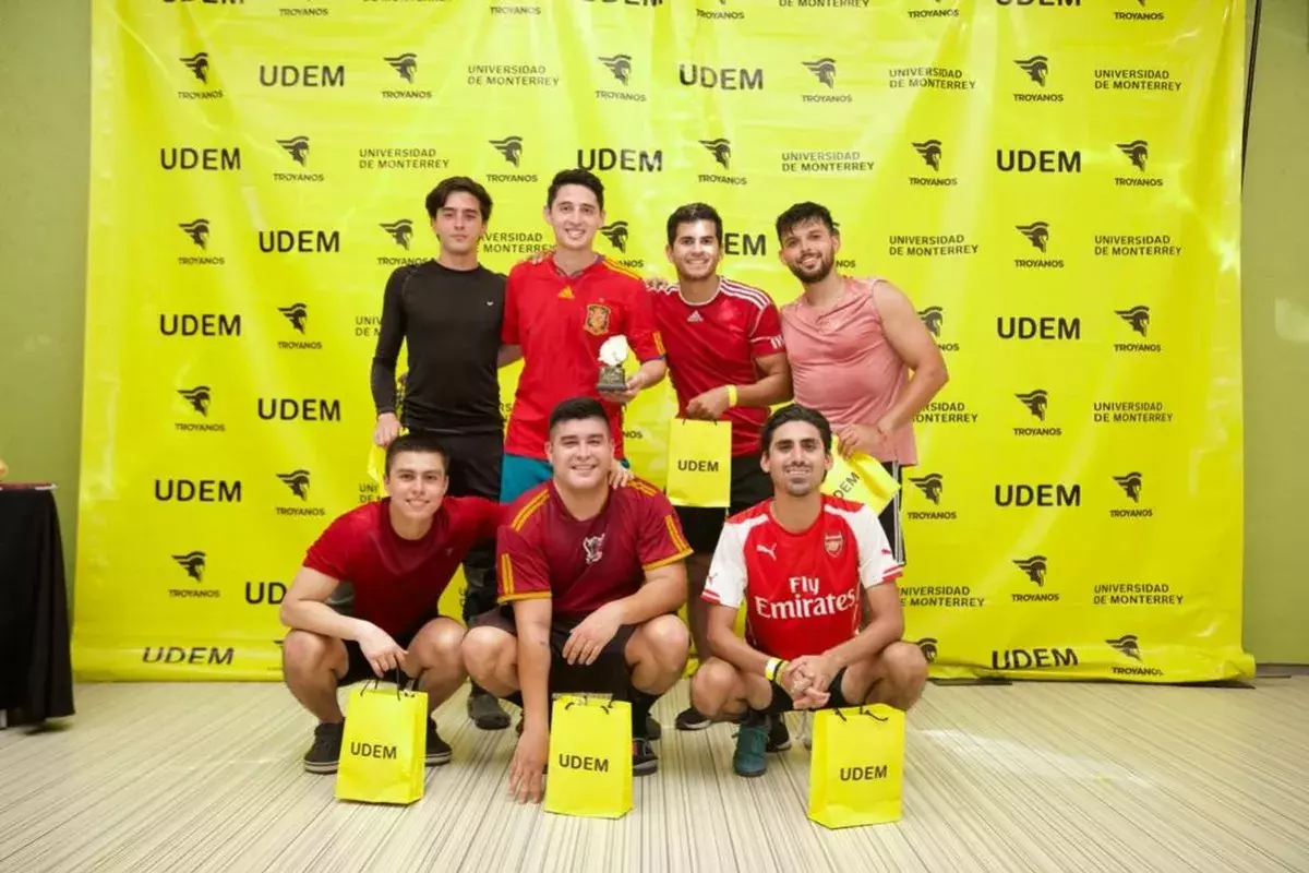 Regresan a su alma mater para competir en Fut 7 | UDEM