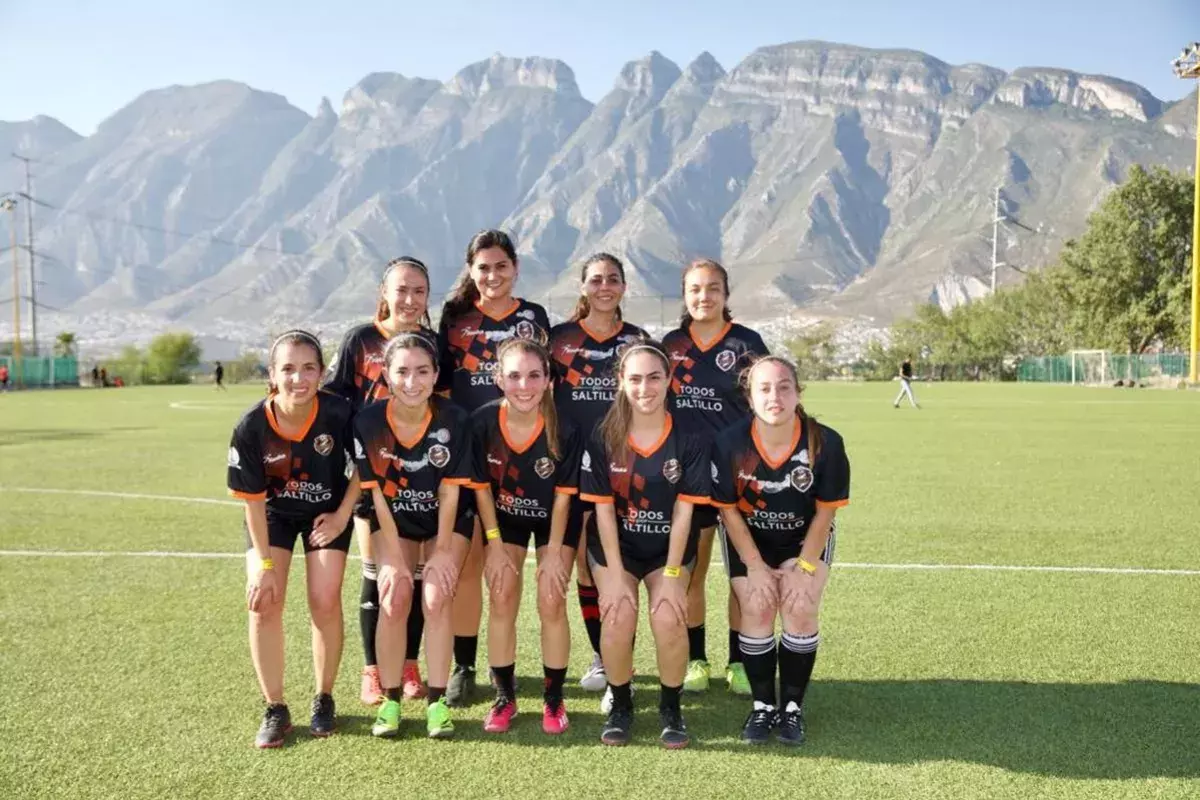 Regresan a su alma mater para competir en Fut 7 | UDEM