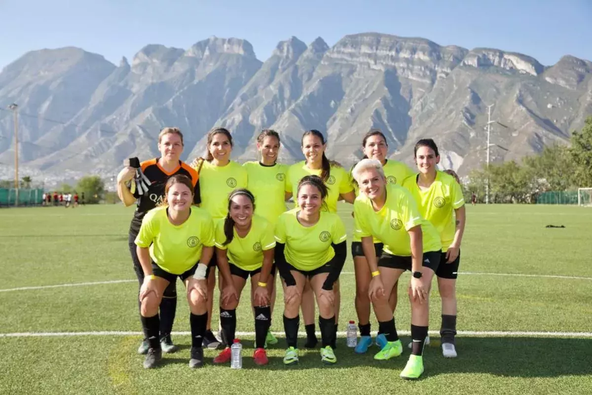 Regresan a su alma mater para competir en Fut 7 | UDEM