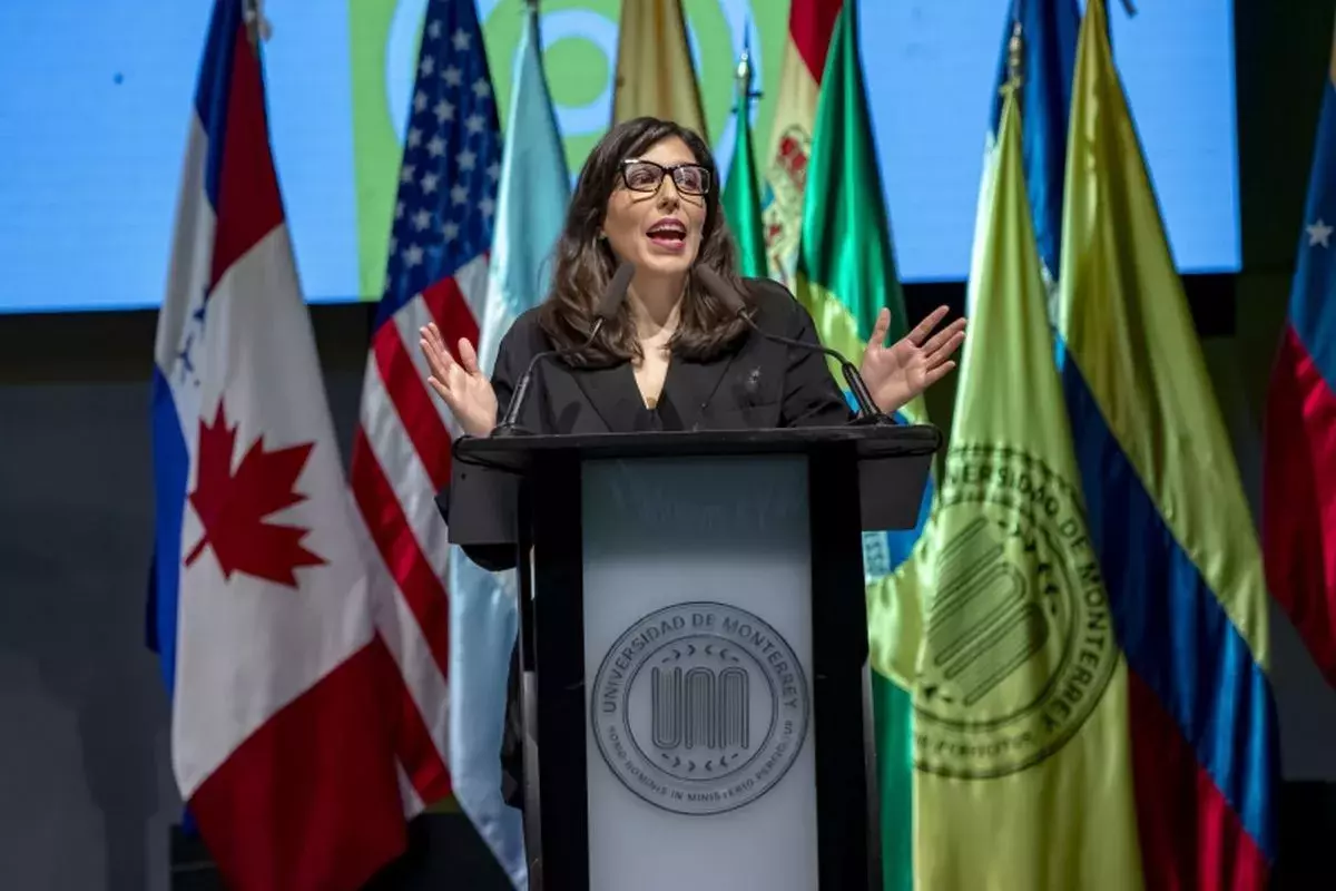 Convoca a egresados a descubrir su propia historia | UDEM