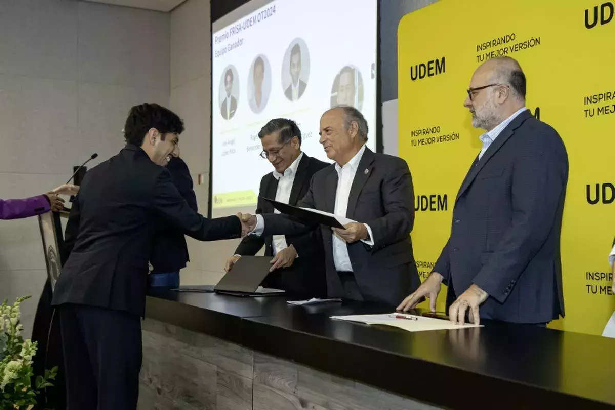 Otorgan Premio Frisa UDEM a sistema para detectar cáncer en los ojos | UDEM